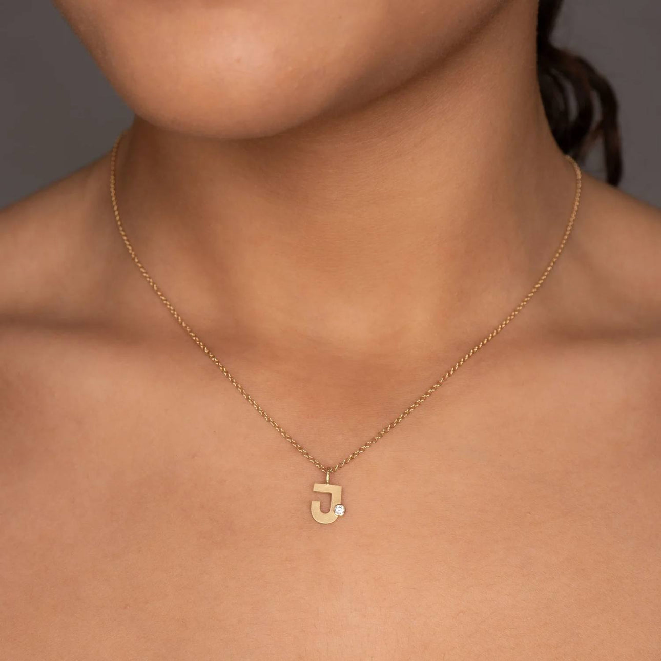 Dulong Fine Jewelry - Small Letter vedhæng, J/0,04 ct. F/G vs2 - 18 kt